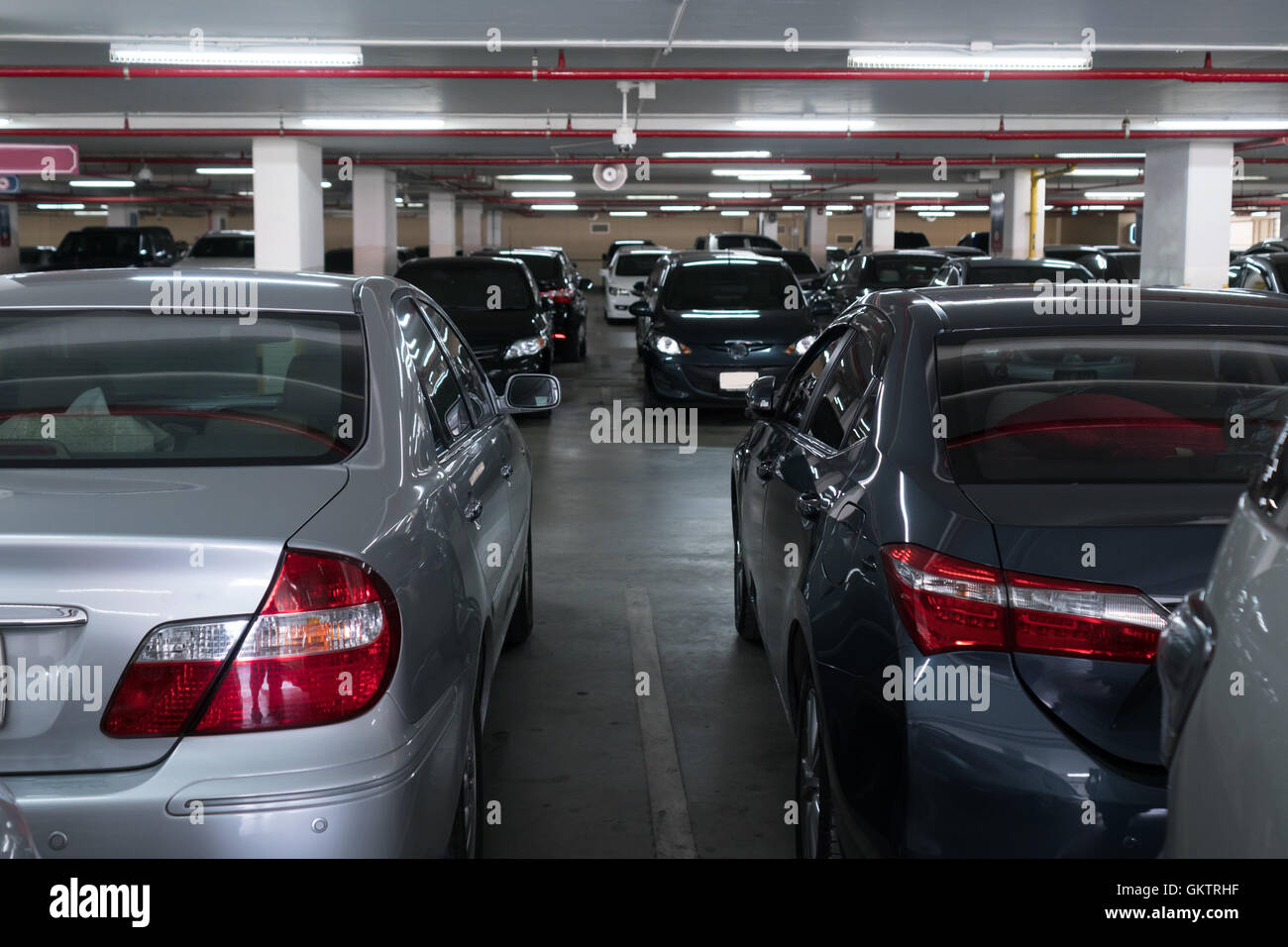 Parkplatz mit autos -Fotos und -Bildmaterial in hoher Auflösung – Alamy
