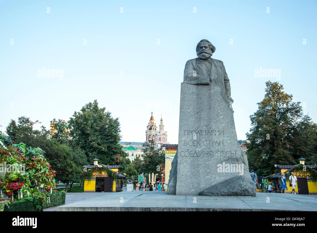 Statua in granito di karl marx -Fotos und -Bildmaterial in hoher ...