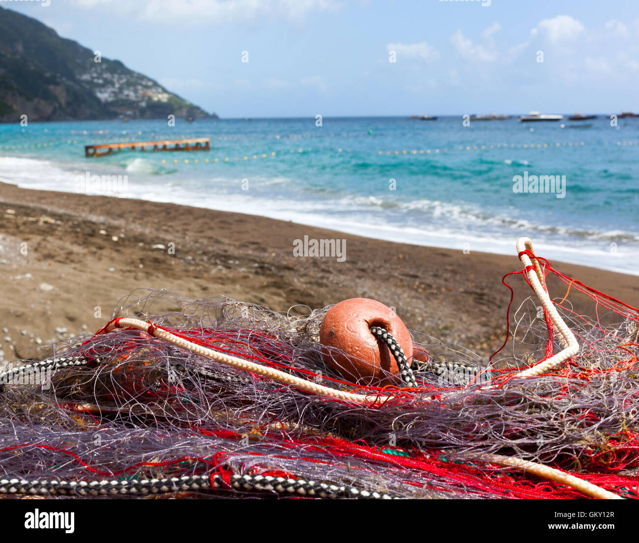 Fischernetze am Strand von Positano, Italien Stockfotografie - Alamy