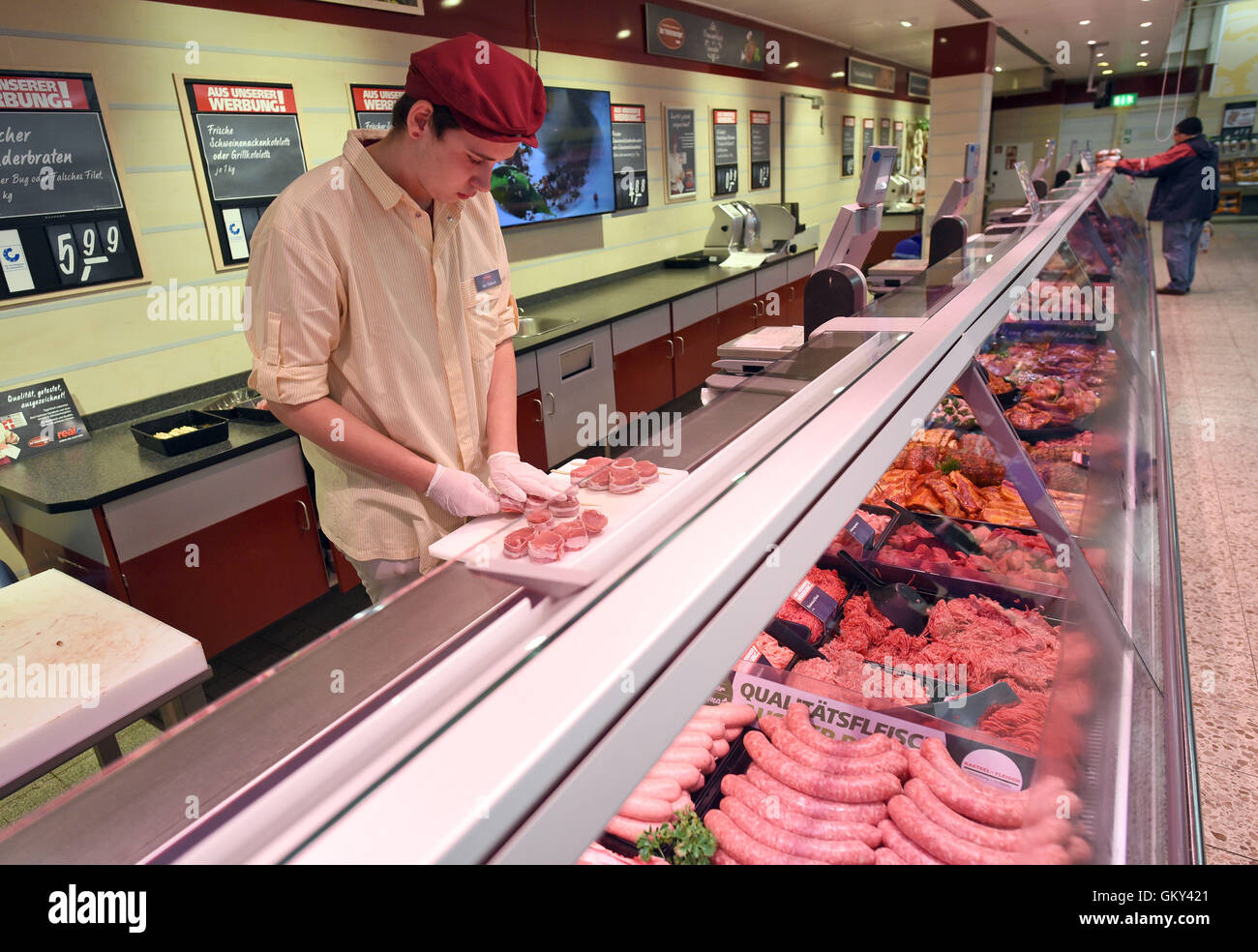 Metzger fleischer azubi ausziehender fahrstelle fleischtheke wursttheke ...