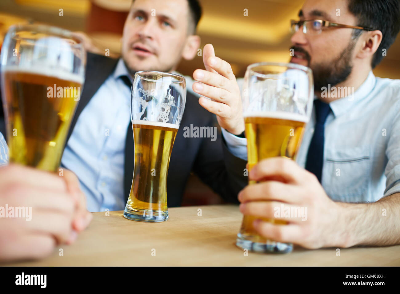 Drinking beer -Fotos und -Bildmaterial in hoher Auflösung – Alamy