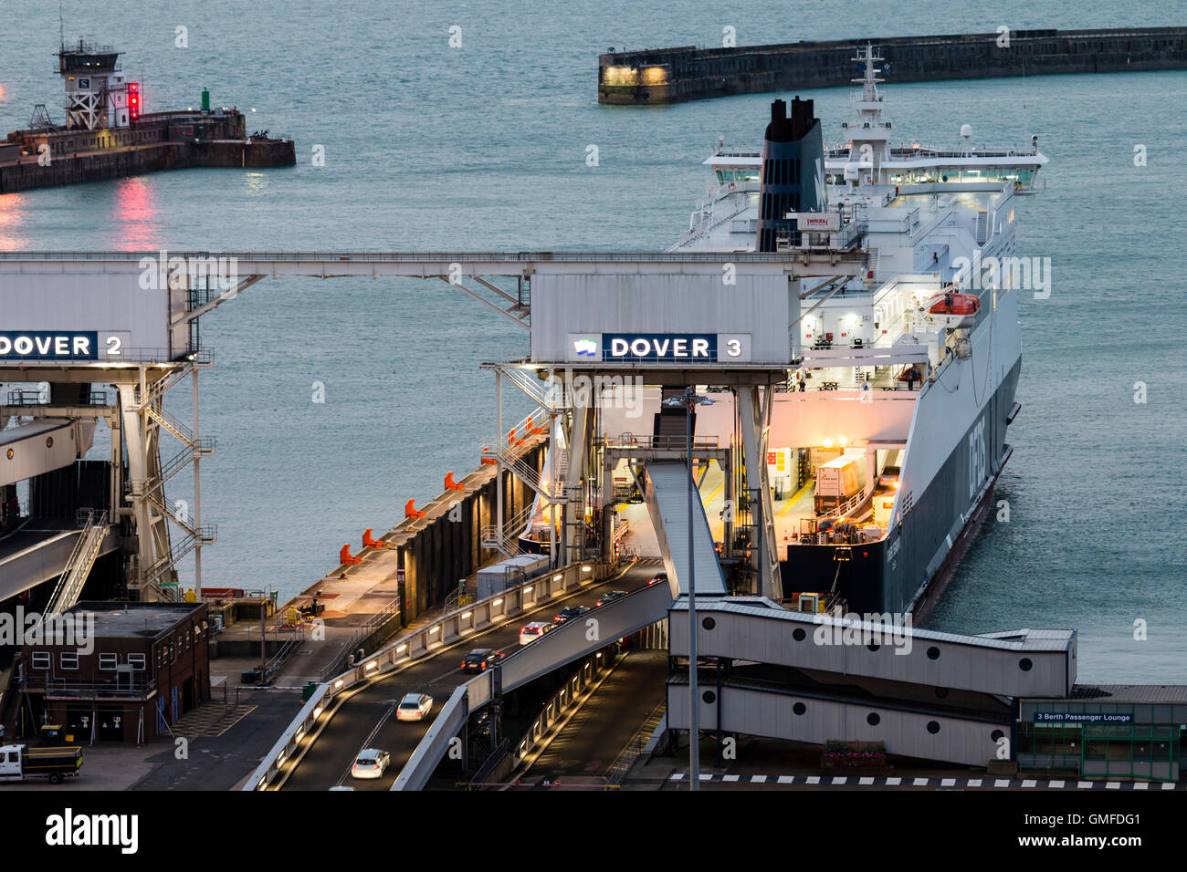 England, Dover, Port. DFDS Cross Channel Autofähre, angedockt und Laden ...