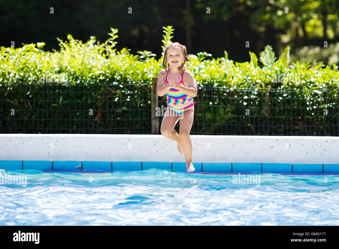 Glückliche Kleine Mädchen Sprung Ins Freibad In Einem Tropischen Resort