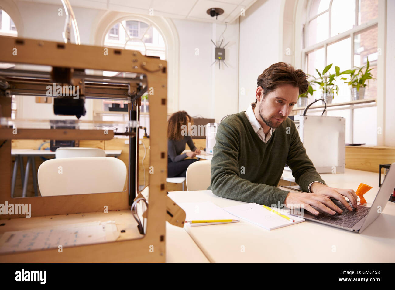 Designer arbeiten mit 3D Drucker und CAD-Software im Studio ...