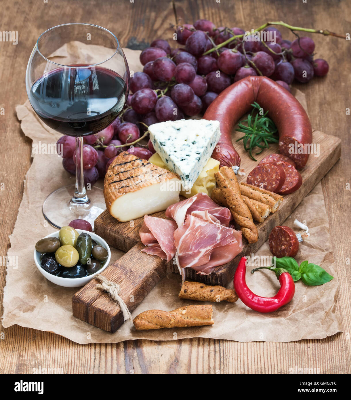 Glas Rot Wein, Käse und Fleisch Board, Trauben, Feigen, Erdbeeren ...