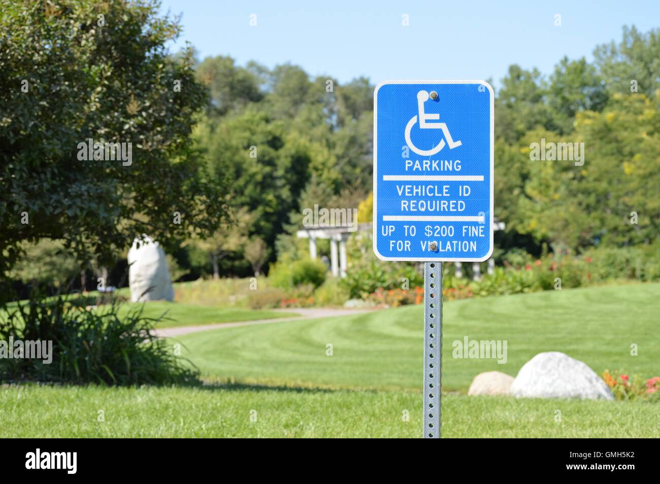 Handicap parking sign -Fotos und -Bildmaterial in hoher Auflösung – Alamy