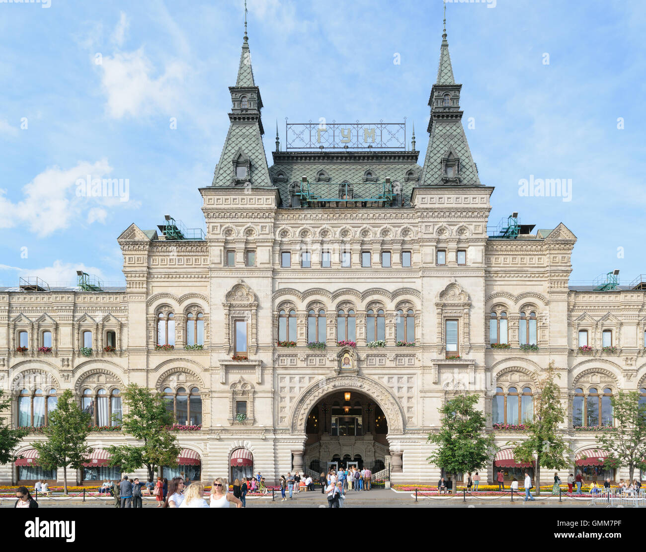 Women walk moscow -Fotos und -Bildmaterial in hoher Auflösung – Alamy