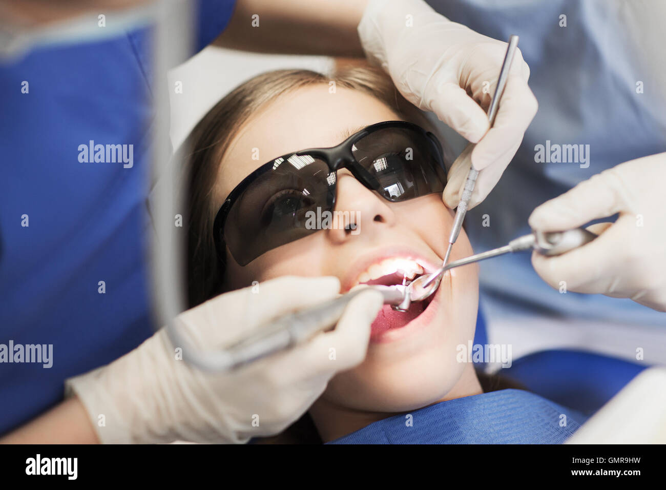 Junge frau beim zahnarzt bohren -Fotos und -Bildmaterial in hoher Auflösung – Alamy