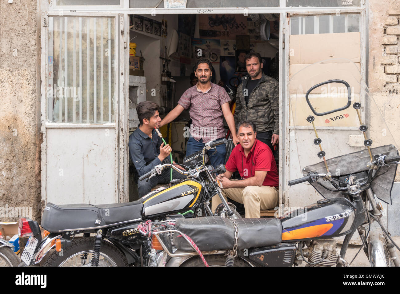 Freunden rumhängen und Rauchen einer Wasserpfeife oder Shisha am ...