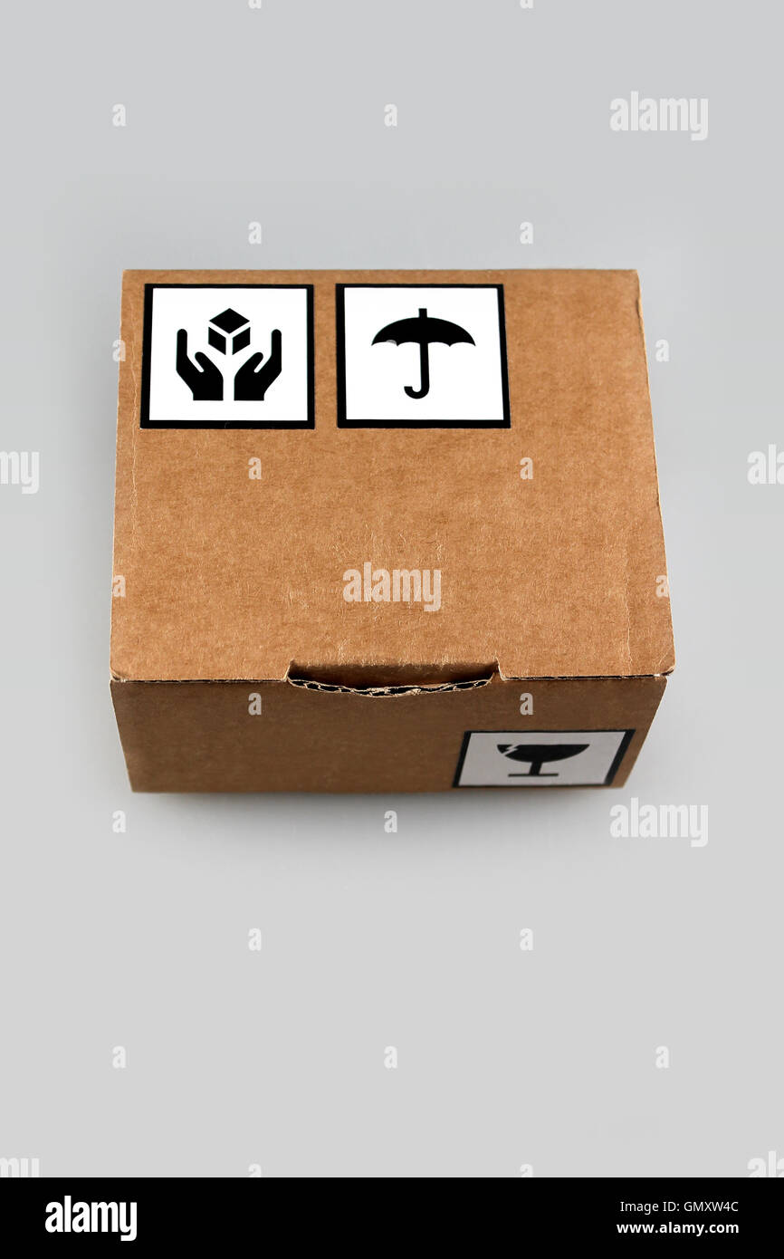Karton mit fragile Symbol Stockfotografie - Alamy