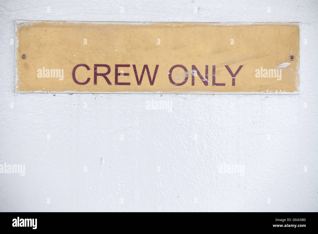 Crew only sign -Fotos und -Bildmaterial in hoher Auflösung – Alamy
