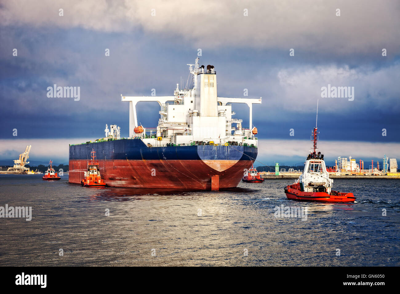 Schlepper ziehen einen großen Tanker Schiff im Hafen Stockfotografie ...