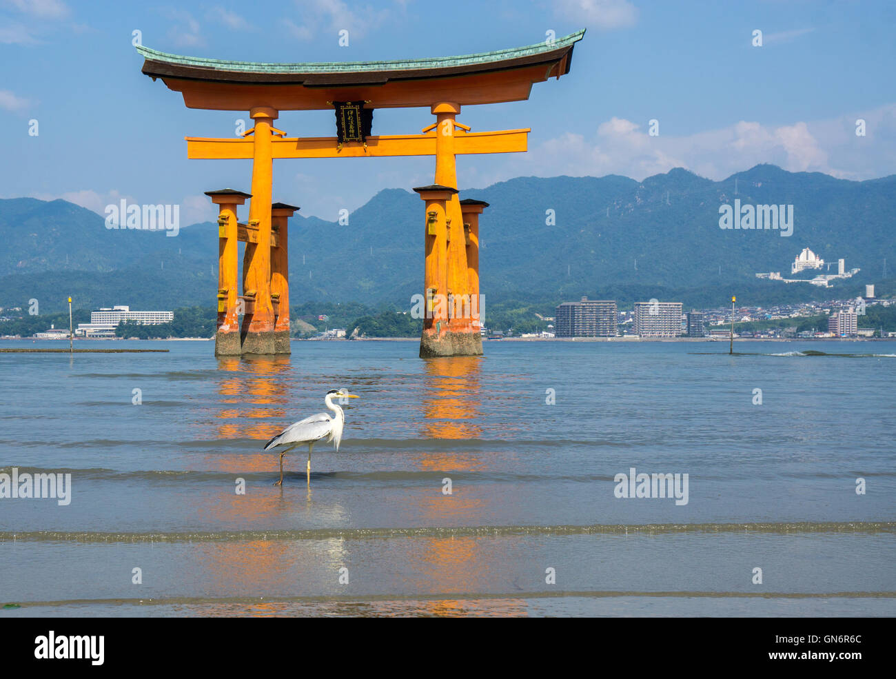 Itsukushima schwimmende torii tor im wasser -Fotos und -Bildmaterial in ...