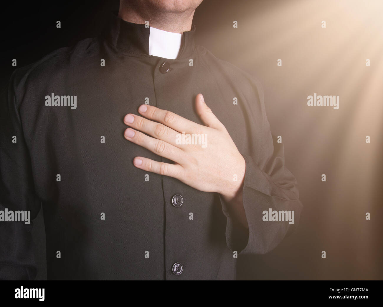 Betender priester -Fotos und -Bildmaterial in hoher Auflösung – Alamy
