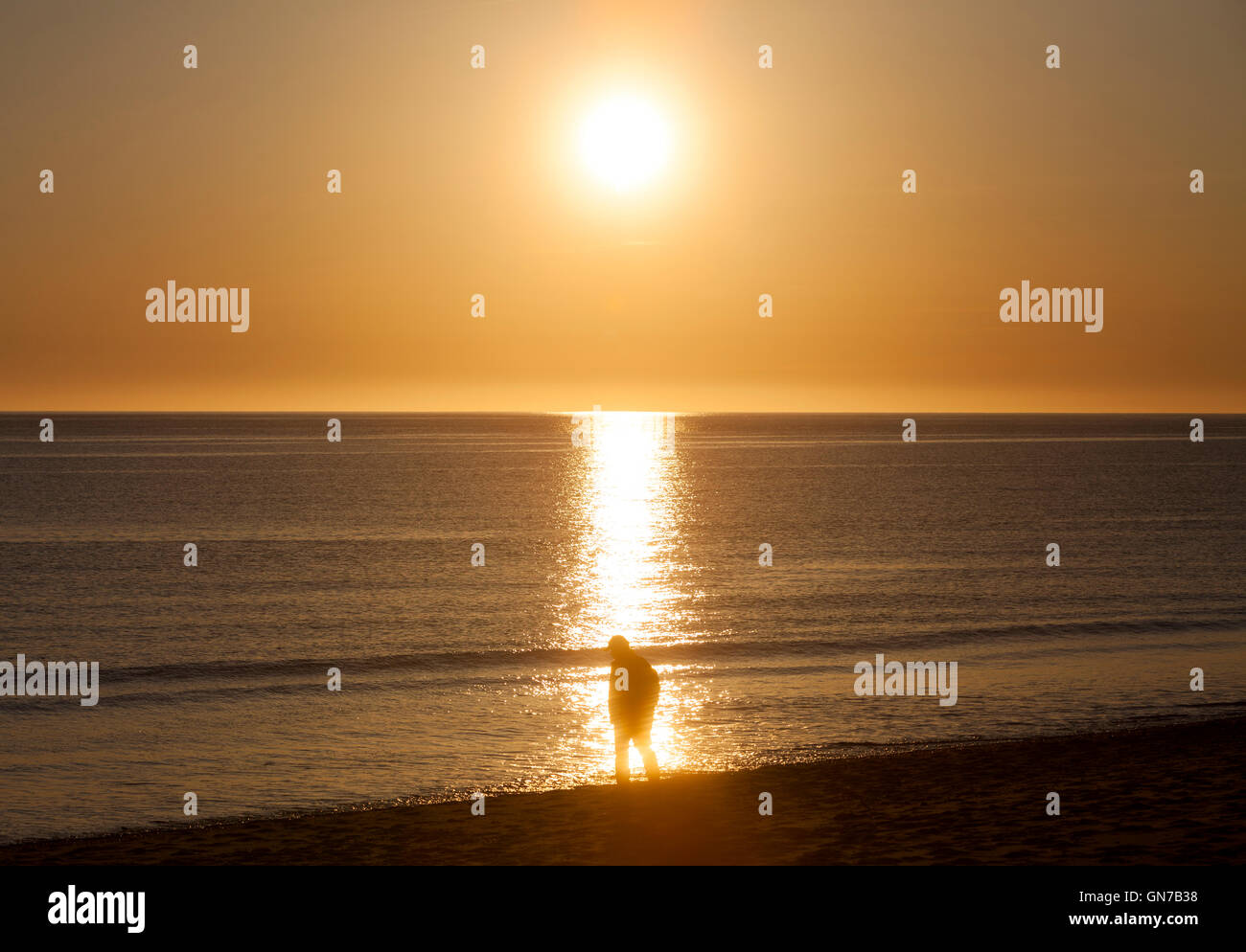 Person am strand spazieren gehen -Fotos und -Bildmaterial in hoher ...