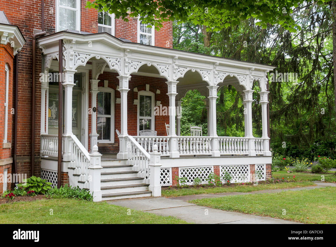 Die Veranda von einem viktorianischen Haus in Milford, Pennsylvania ...