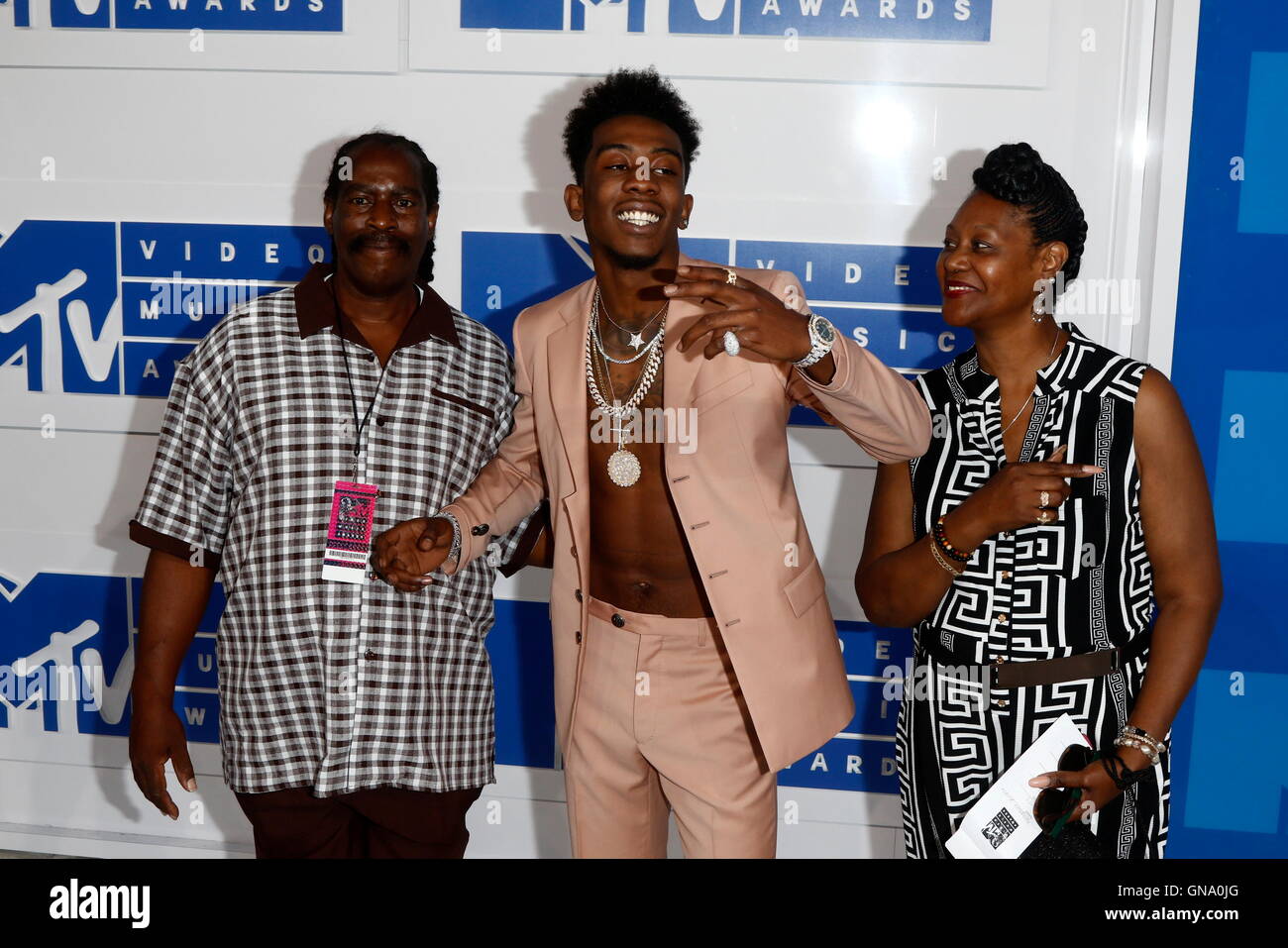 Rapper Desiigner (Mitte) und seine Eltern besuchen Sie den MTV Video ...