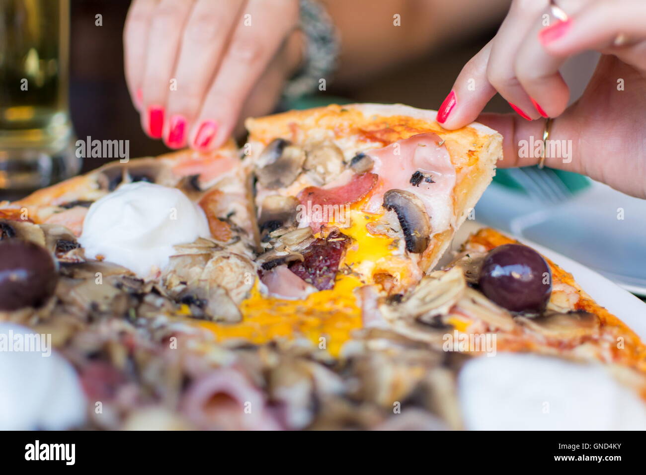 Frau essen lecker -Fotos und -Bildmaterial in hoher Auflösung – Alamy