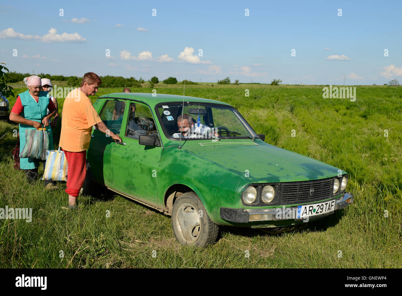 Rumänien Banat, Dorf Semlac, Landarbeiter in rumänische Auto Dacia ins ...