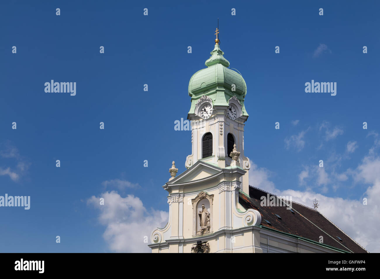 Blick auf die Fassade der Kirche St. Elisabeth. Barocke Details, Turm ...