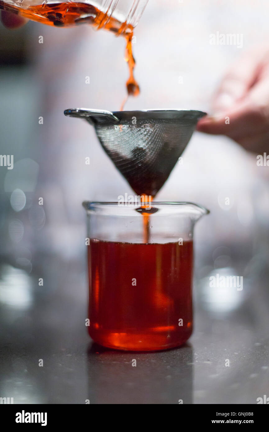 Mischen von getränken -Fotos und -Bildmaterial in hoher Auflösung – Alamy