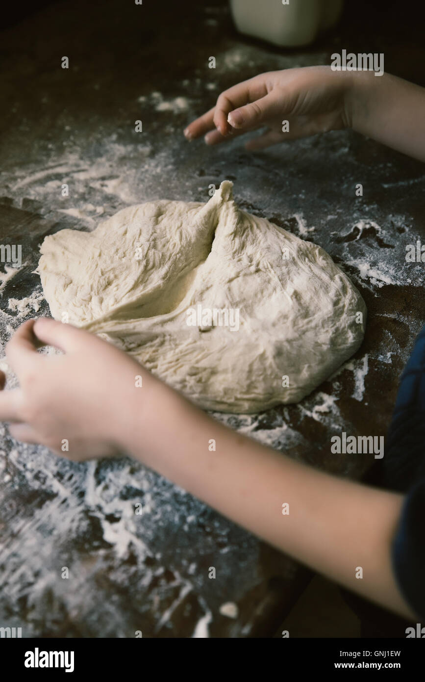 Boys hand -Fotos und -Bildmaterial in hoher Auflösung – Alamy