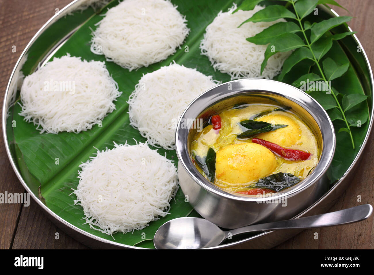 Idiyappam (String Hoppers) mit Ei-Curry, South Indian und Sri-lankische ...
