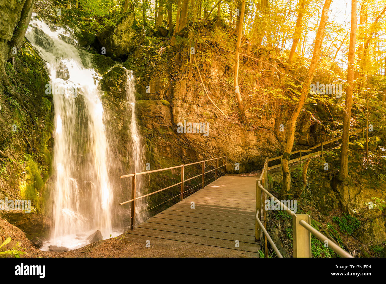 Kleiner wasserfall im wald -Fotos und -Bildmaterial in hoher Auflösung ...