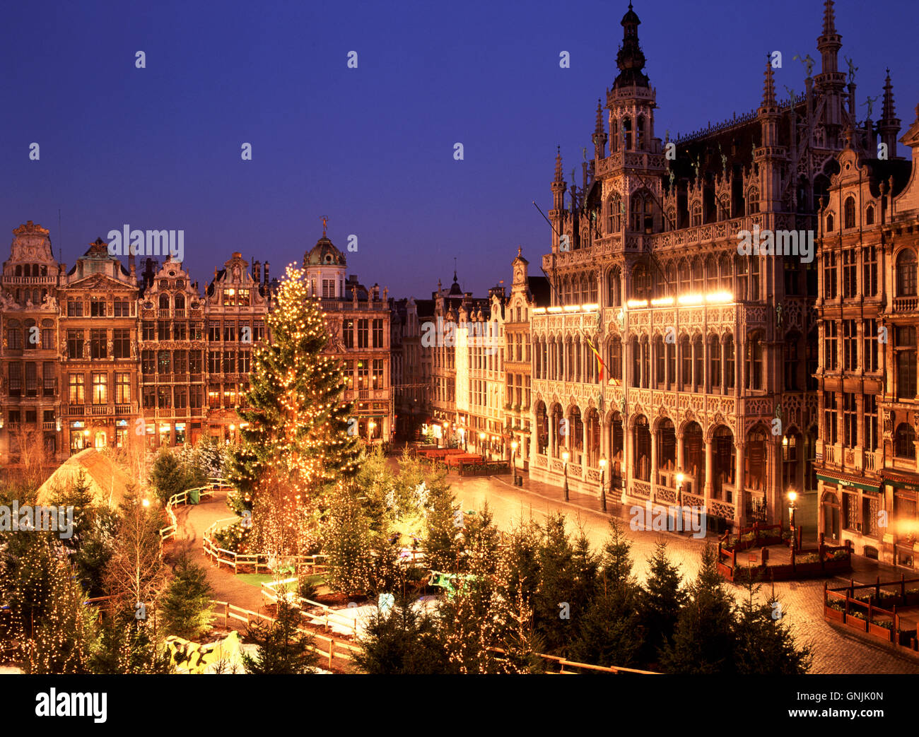 Weihnachtsmarkt in der Grand Place, Brüssel, Belgien Stockfotografie ...