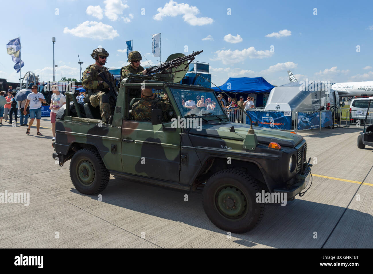 Soldaten und Offiziere des deutschen Heeres (Bundeswehr) im Auto ...