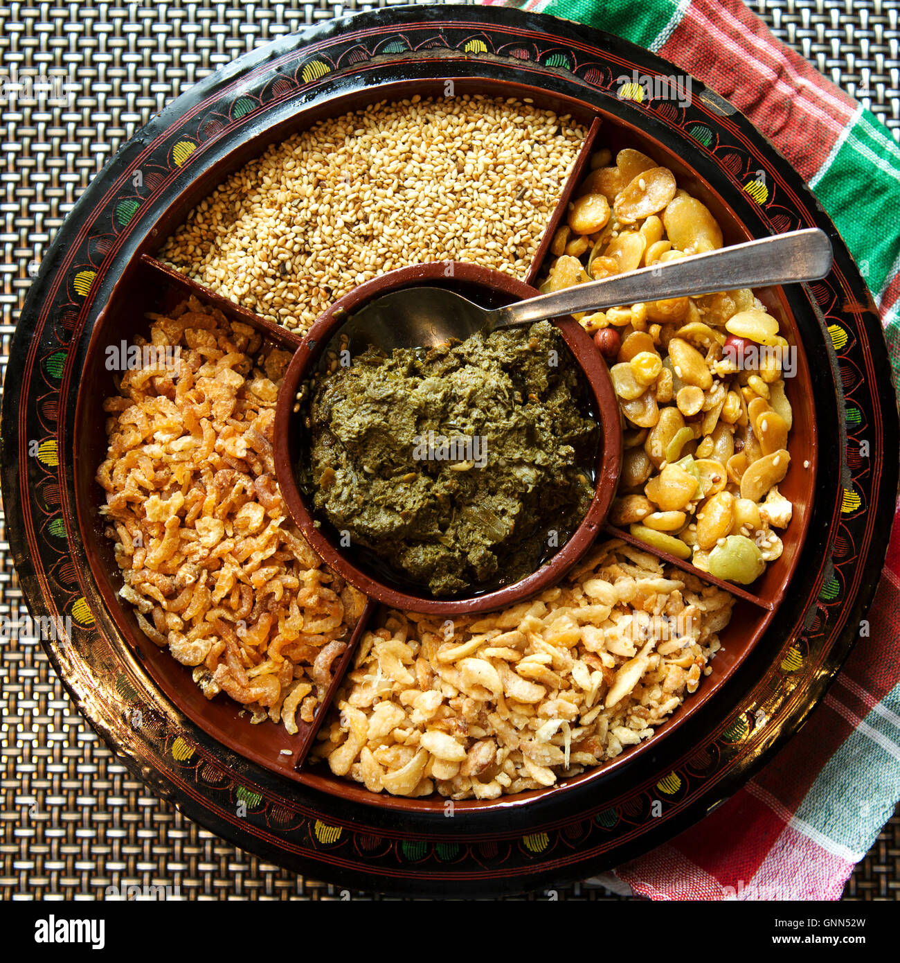 Mandalay Lahpet, ein traditioneller Salat mit fermentierten Teeblätter ...