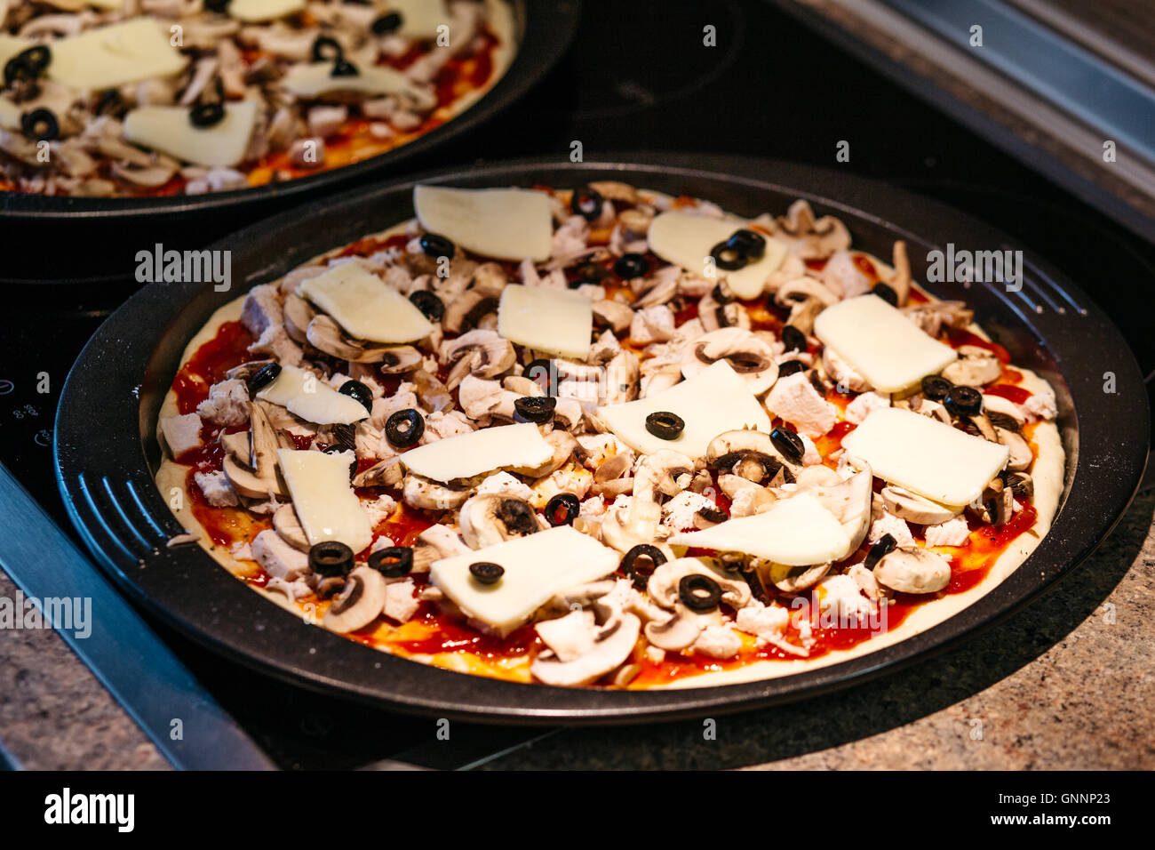 Original Pizza Kochen Stockfotografie - Alamy