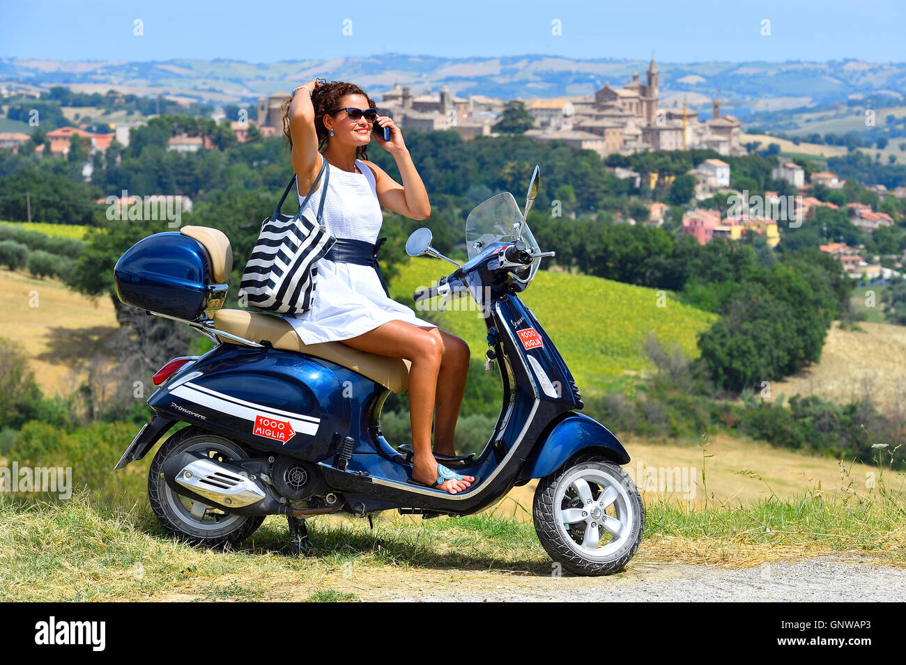Frau, Mädchen, Roller, Motorrad, Vespa, Primavera, 125ccm, im ...