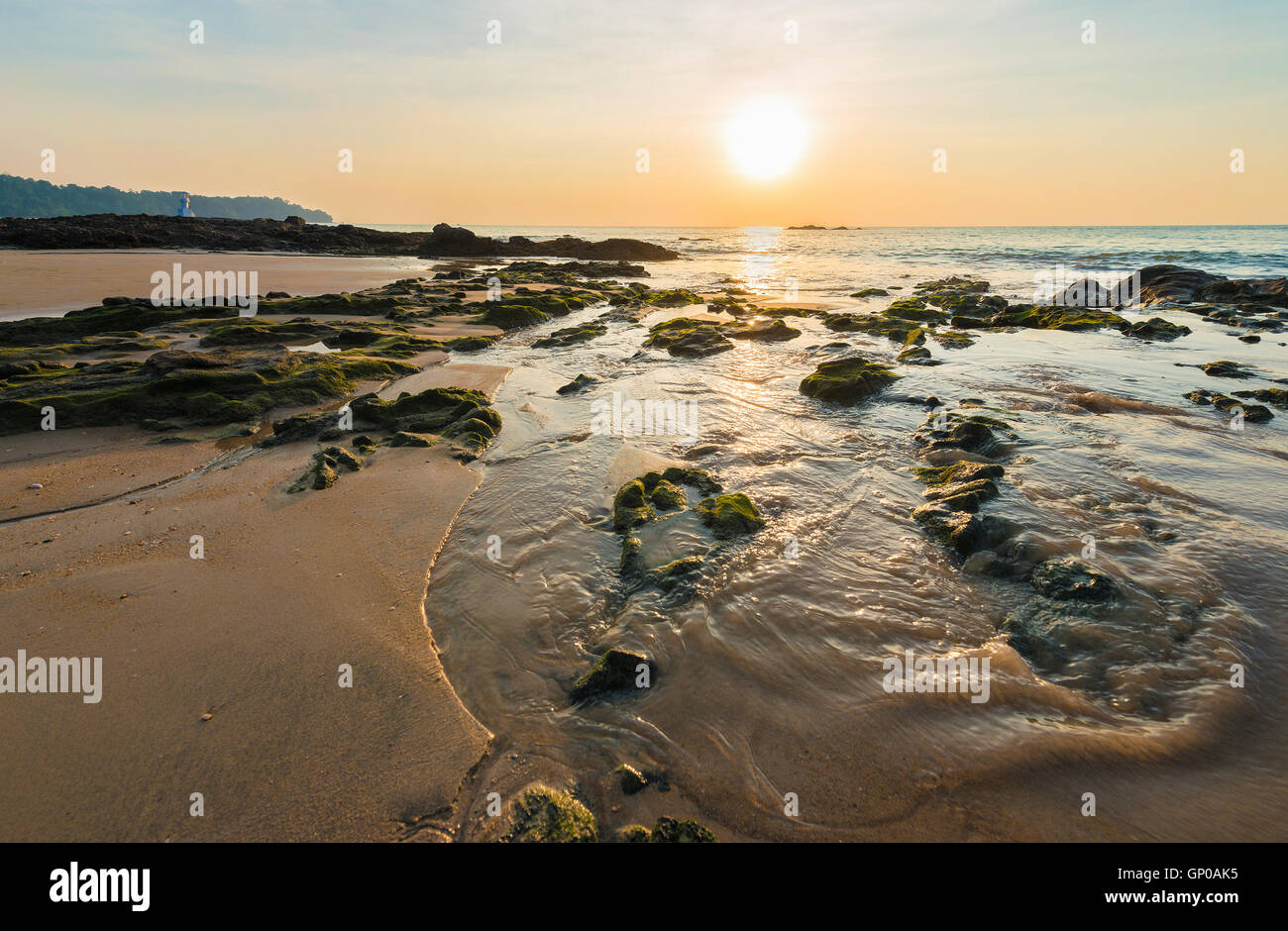 Meeresblick, Strand, Meer und Leuchtturm sehen vom Strand bei Sonnenauf ...