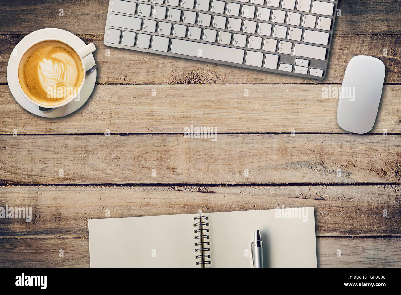 Draufsicht Bürotisch mit Notizblock, Computer und Kaffee-Tasse und ...