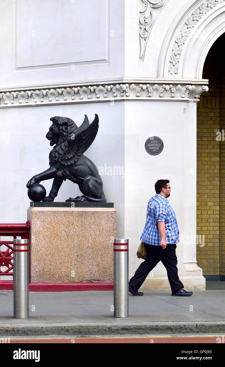 Fat man walking -Fotos und -Bildmaterial in hoher Auflösung – Alamy