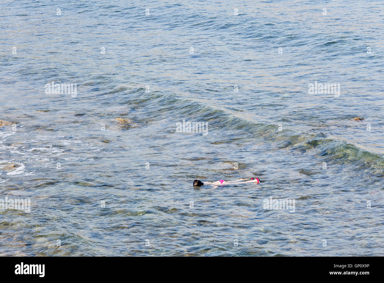 Mädchen kleidung nass -Fotos und -Bildmaterial in hoher Auflösung – Alamy