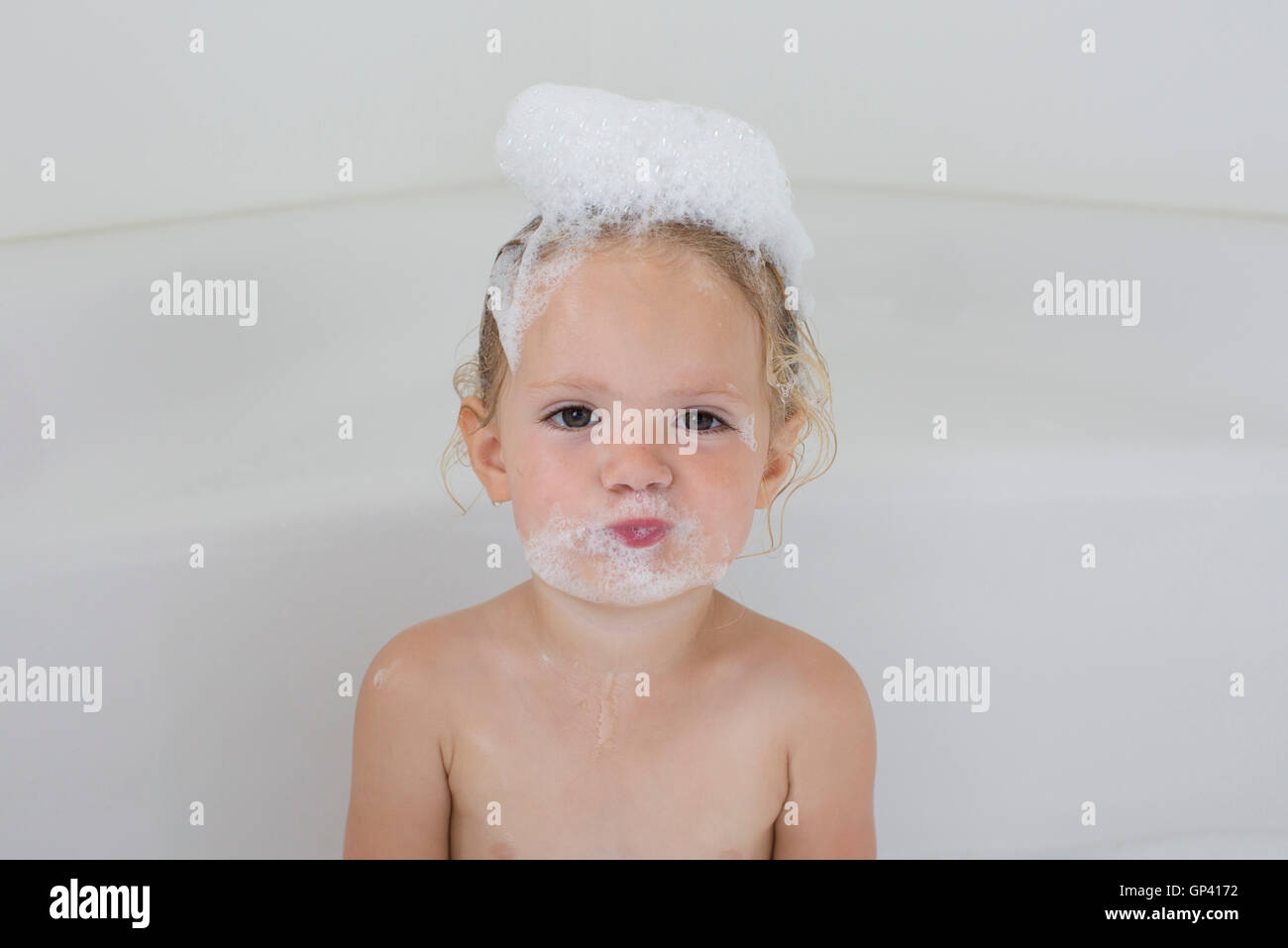 Mädchen kind baden wasser -Fotos und -Bildmaterial in hoher Auflösung ...