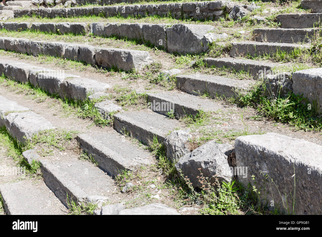 Treppen und Sitzplätze für eine alte historische griechische Theater in ...