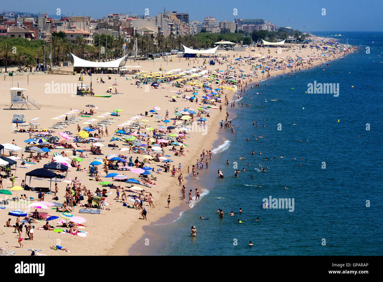 Calella, Spanien / 9. Juli 2016: Luftaufnahme des Strandes von ...