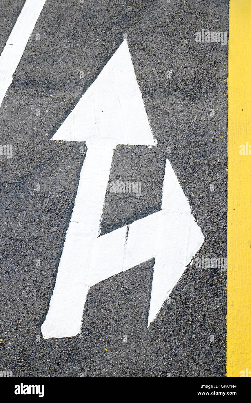 Straße, Straße, Pfeilrichtung Stockfotografie - Alamy