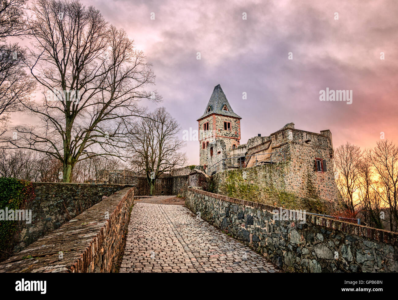 Turm der burg frankenstein -Fotos und -Bildmaterial in hoher Auflösung ...