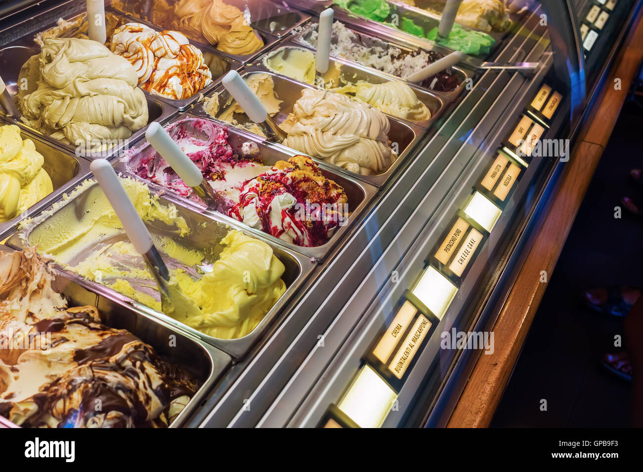 Italienischer eisladen anzeigen -Fotos und -Bildmaterial in hoher ...