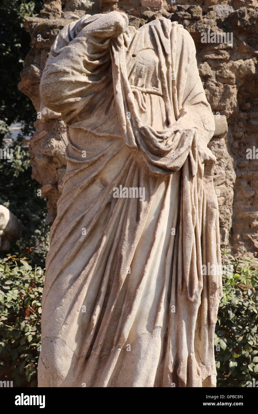 Antike Statue eine Vestalin auf dem Forum Romanum in Rom ...