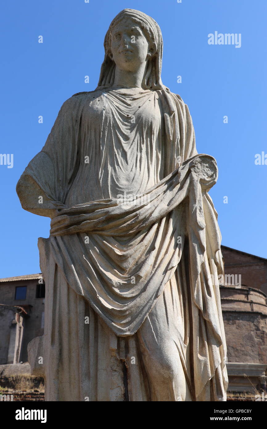 Statue von eine Vestalin auf dem Forum Romanum in Rom Stockfotografie ...