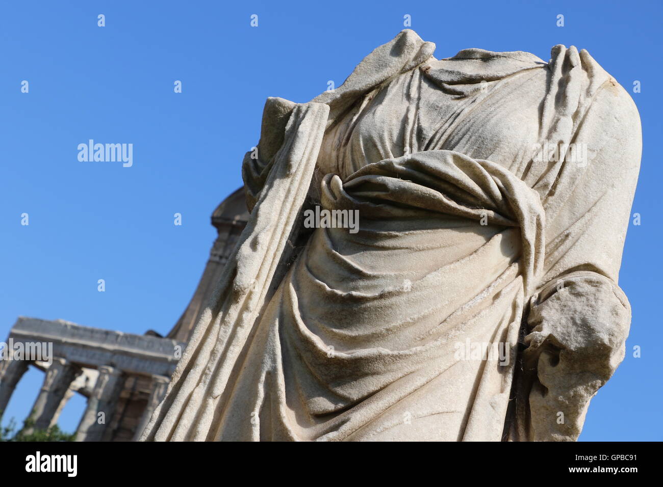 Statue von eine Vestalin auf dem Forum Romanum in Rom Stockfotografie ...