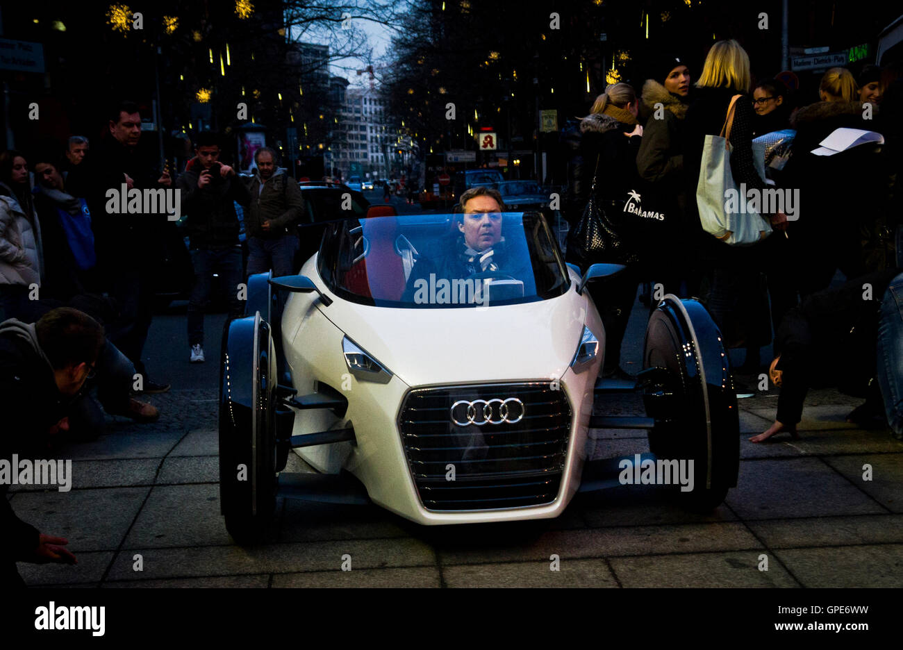 Ein Mann in eine Audi Concept Car vor dem Potsdamer Platz Theater in ...