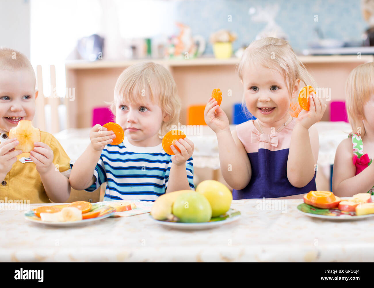 Kinder beim essen -Fotos und -Bildmaterial in hoher Auflösung – Alamy