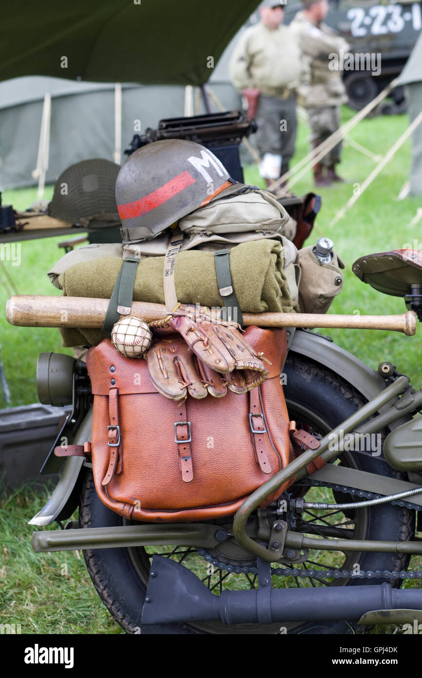 WW2 US Army Harley Davidson Motorrad mit Baseballschläger ball und Helm ...