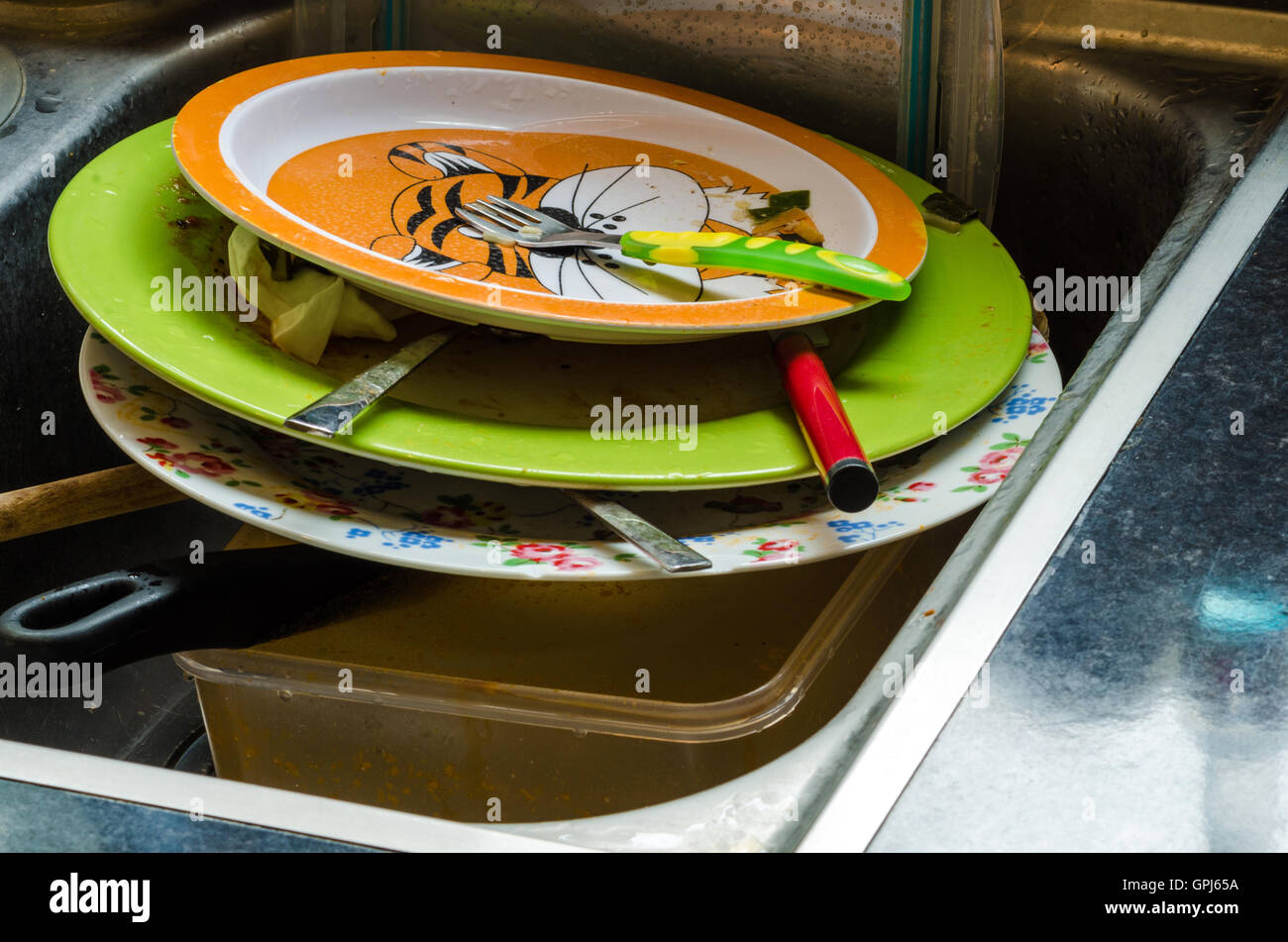 Schmutzige teller -Fotos und -Bildmaterial in hoher Auflösung – Alamy
